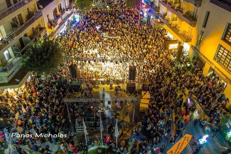 eKorinthos • "Βούλιαξε" το Λουτράκι από το Καρναβάλι της Κυριακης