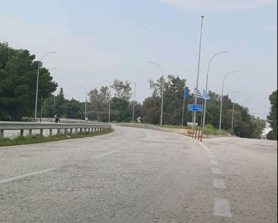 eKorinthos • Να τα λέμε και αυτά... Έφυγε η αφίσα από την είσοδο της πόλης